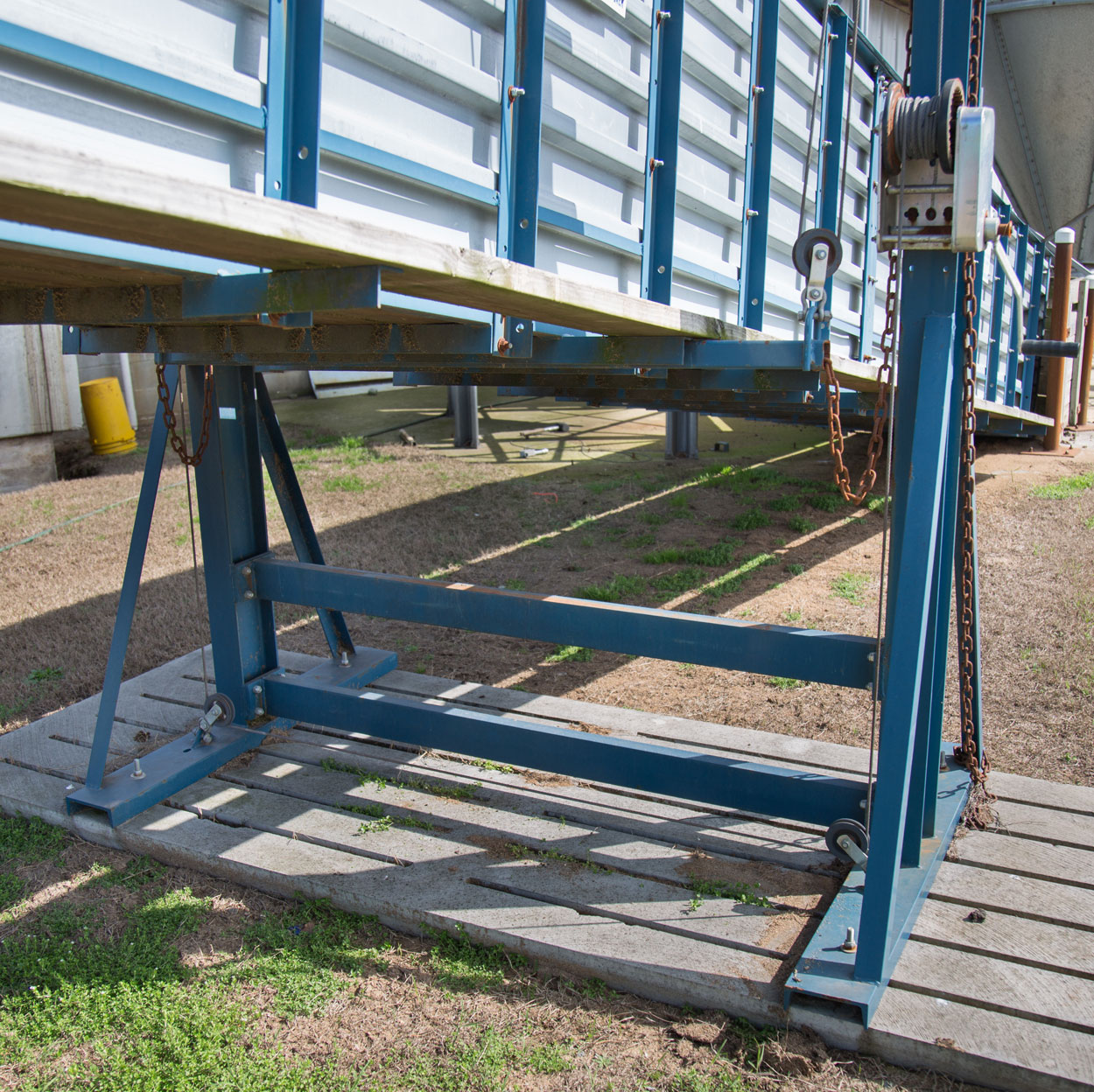 Hog Slat® Load Chute Ground Lift Unit | Hog Slat